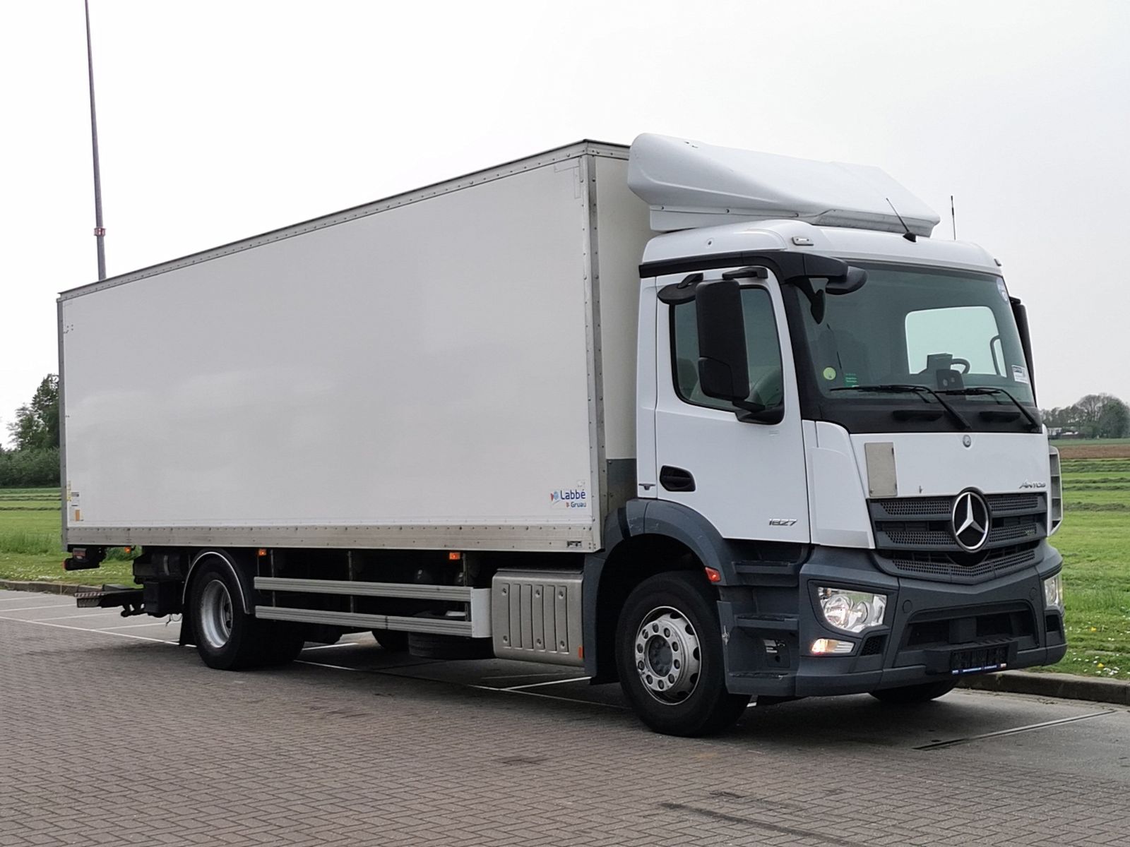 MERCEDES-BENZ ANTOS 1827 - Kleyn Vans