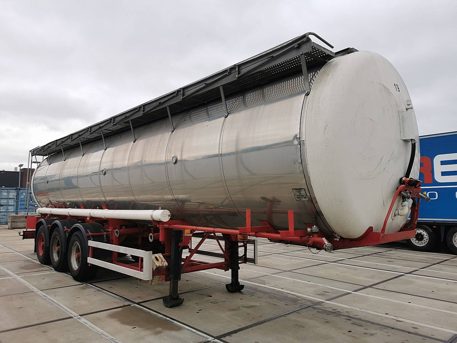HENDRICKS FOODSTUFF TANKER - Kleyn Trucks