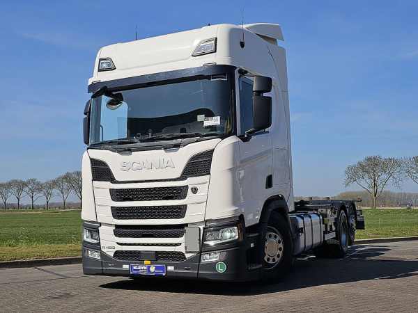 Cerca nel grande magazzino di camion e rimorchi. - Kleyn Trucks