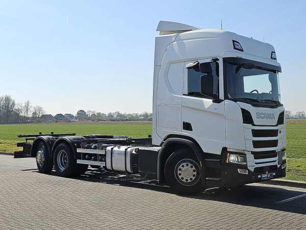 Cerca nel grande magazzino di camion e rimorchi. - Kleyn Trucks